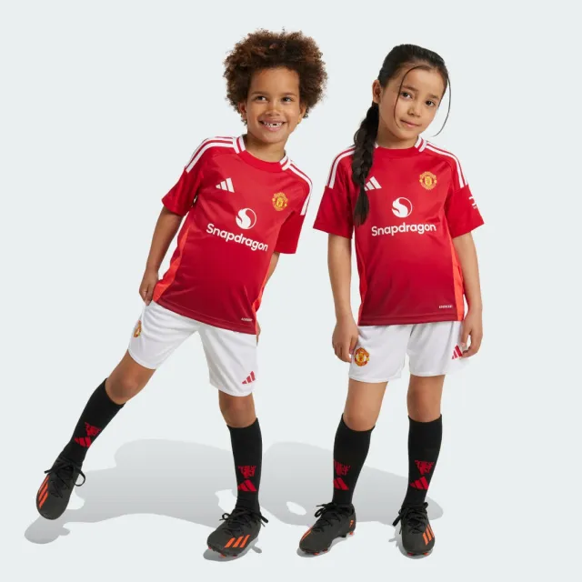 adidas Manchester United Kids SS Home Mini Kit 2024/25 | IT1980 | FOOTY.COM